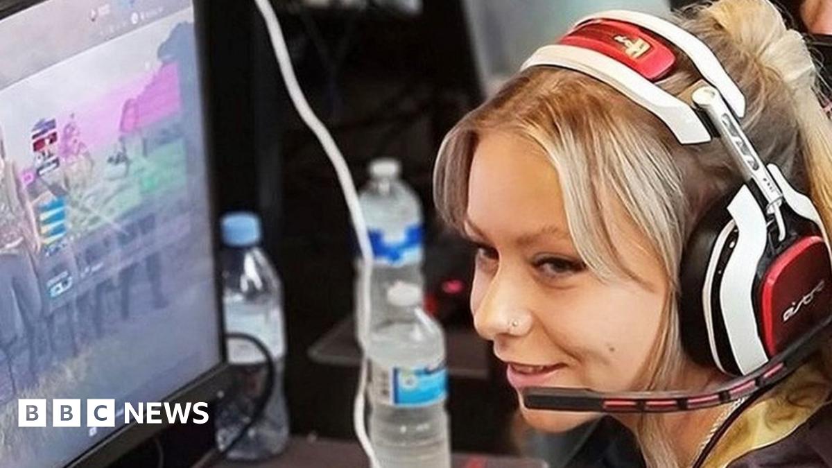 Esports: The female Call of Duty gamer making history - BBC News