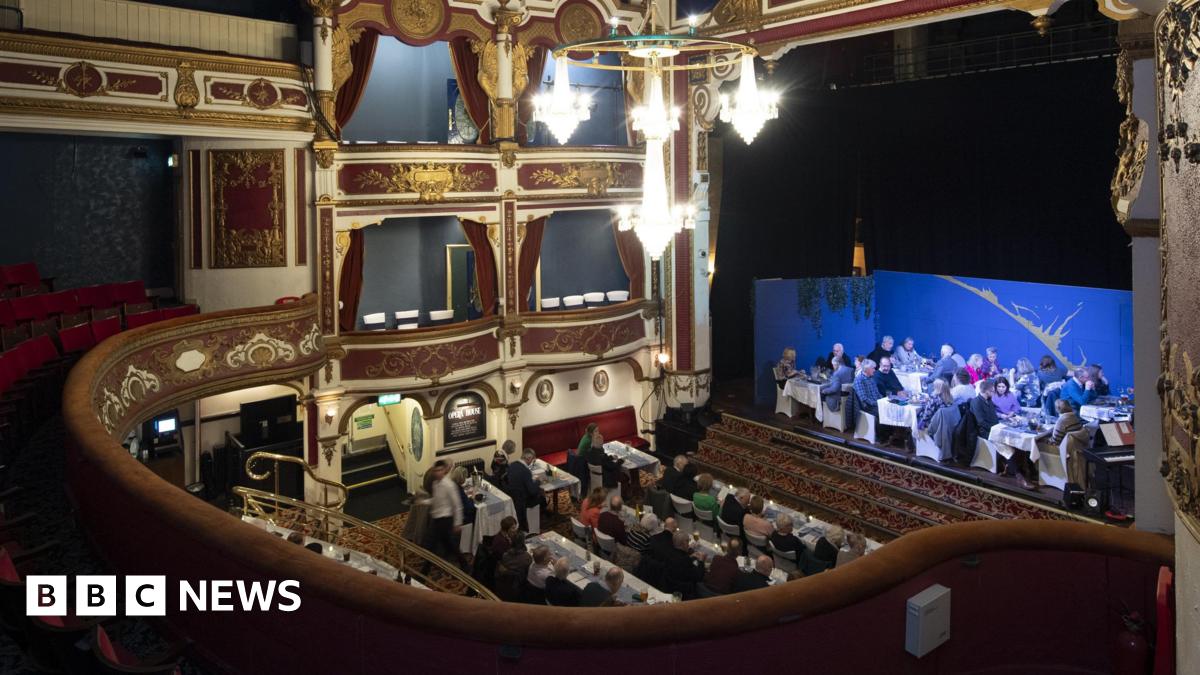 Kent: Opera returns to Wetherspoon pub in Tunbridge Wells - BBC News