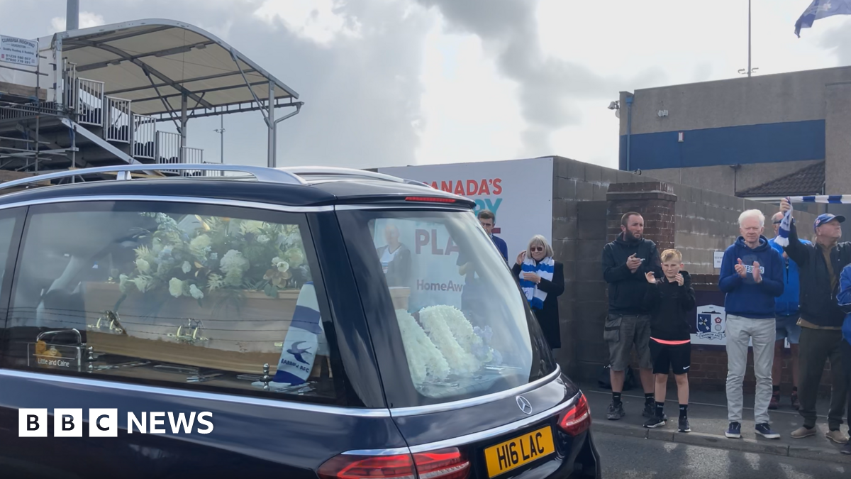 Fans gather for funeral of Barrow AFC life president Brian Keen - BBC News