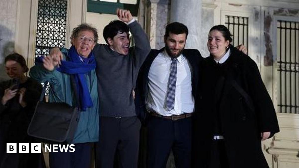 Greece: Aid workers cleared of human trafficking charges - BBC News