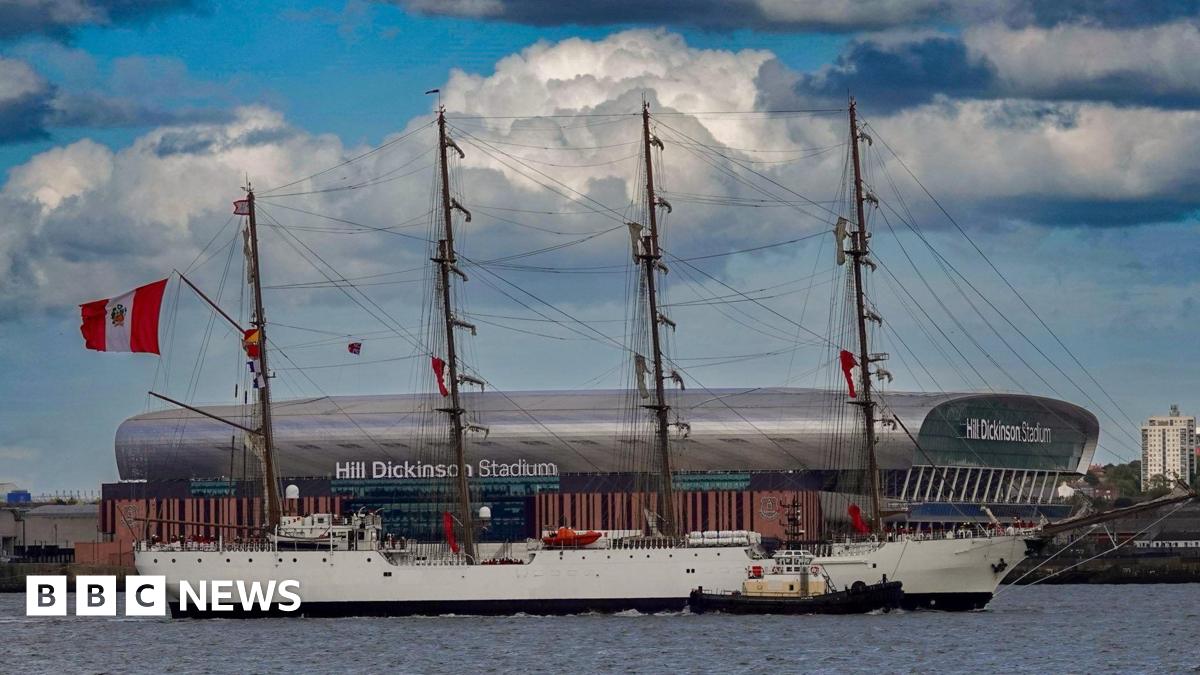The Peruvian BAP Unión ship sails into Liverpool's Pier Head - BBC News