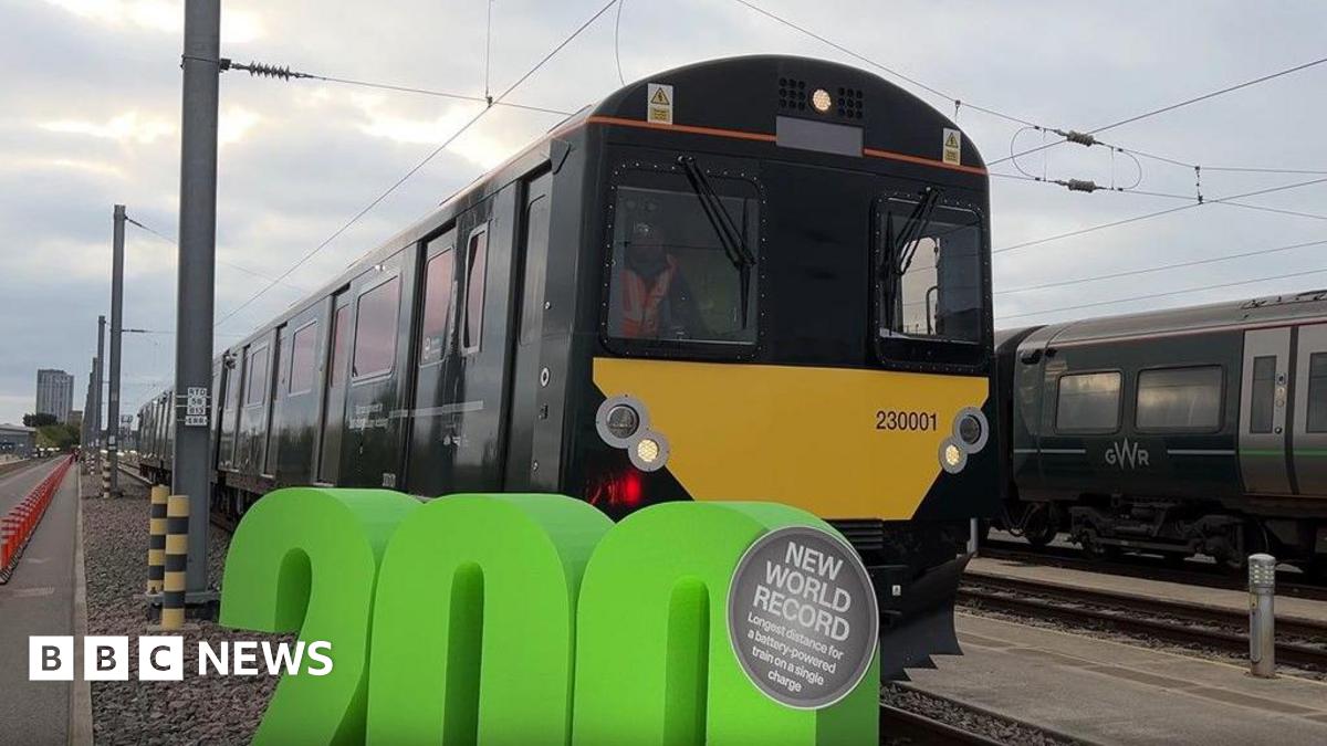Battery-powered GWR train breaks distance record from Reading - BBC News