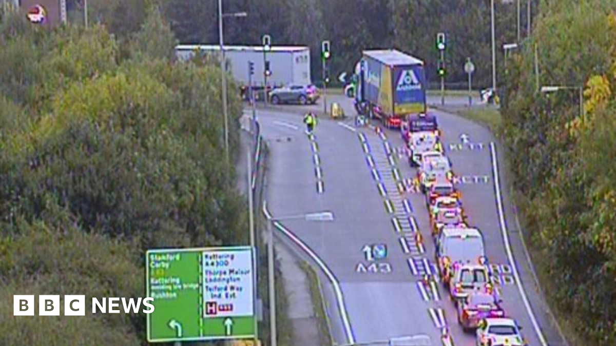 Kettering pedestrian seriously injured after A43 crash - BBC News