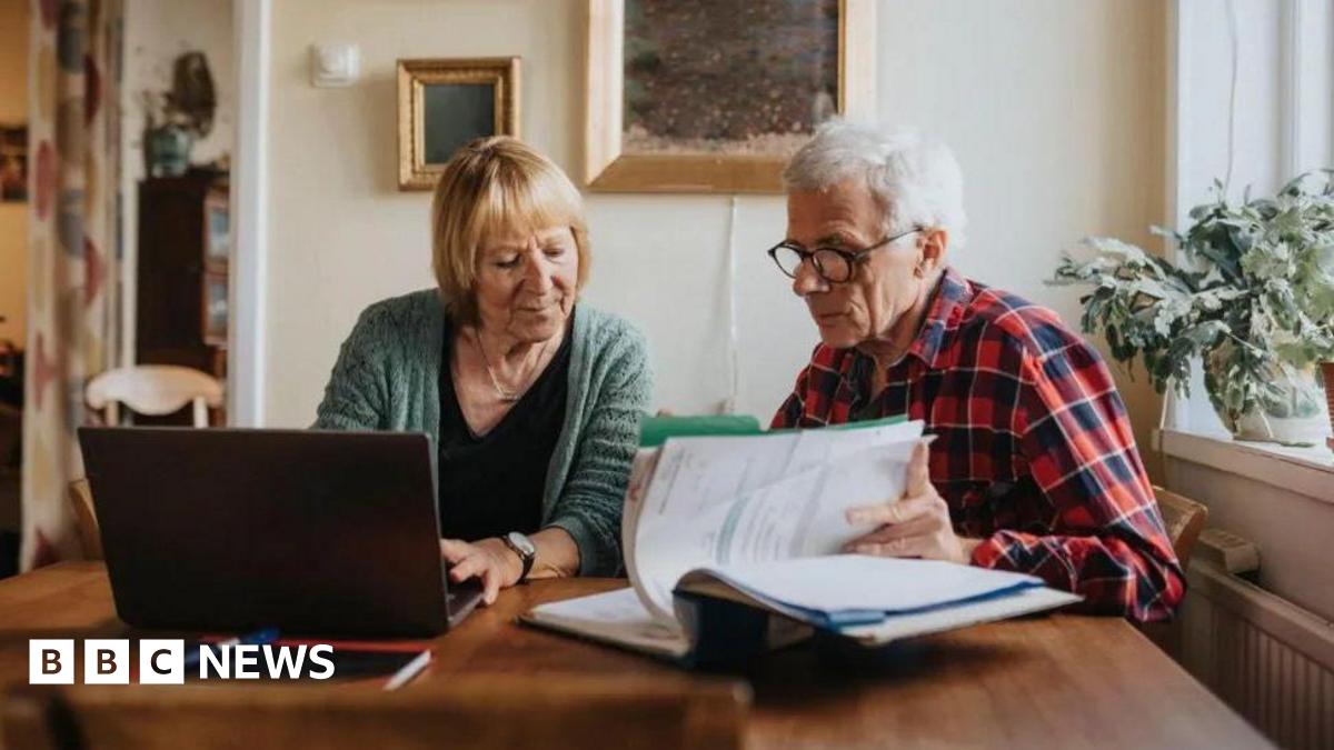 'West Midlands workers still waiting for pension payouts' - BBC News