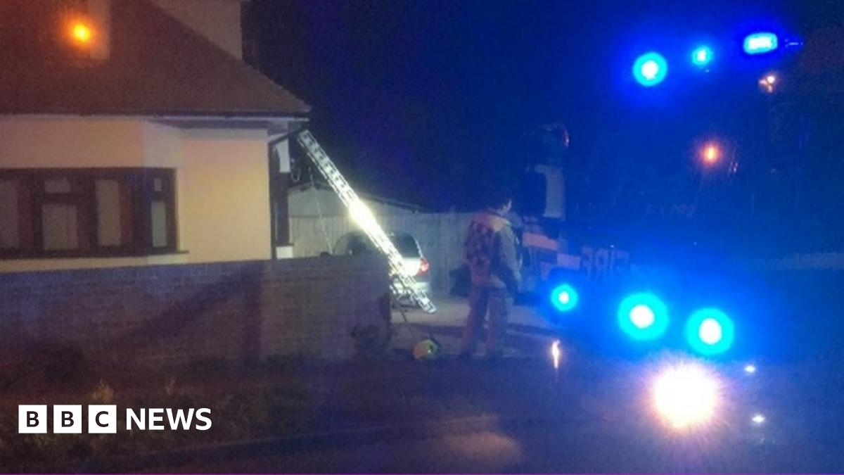 Four people rescued from Botley house fire - BBC News