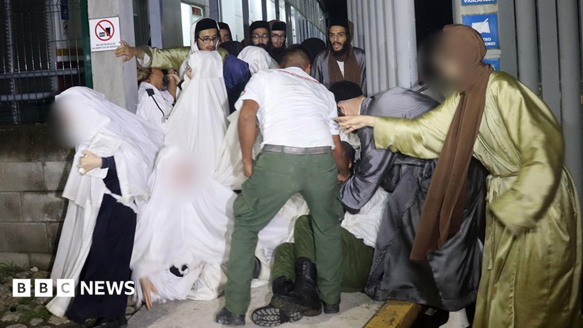 Lev Tahor Jewish sect members held in Mexico escape - BBC News