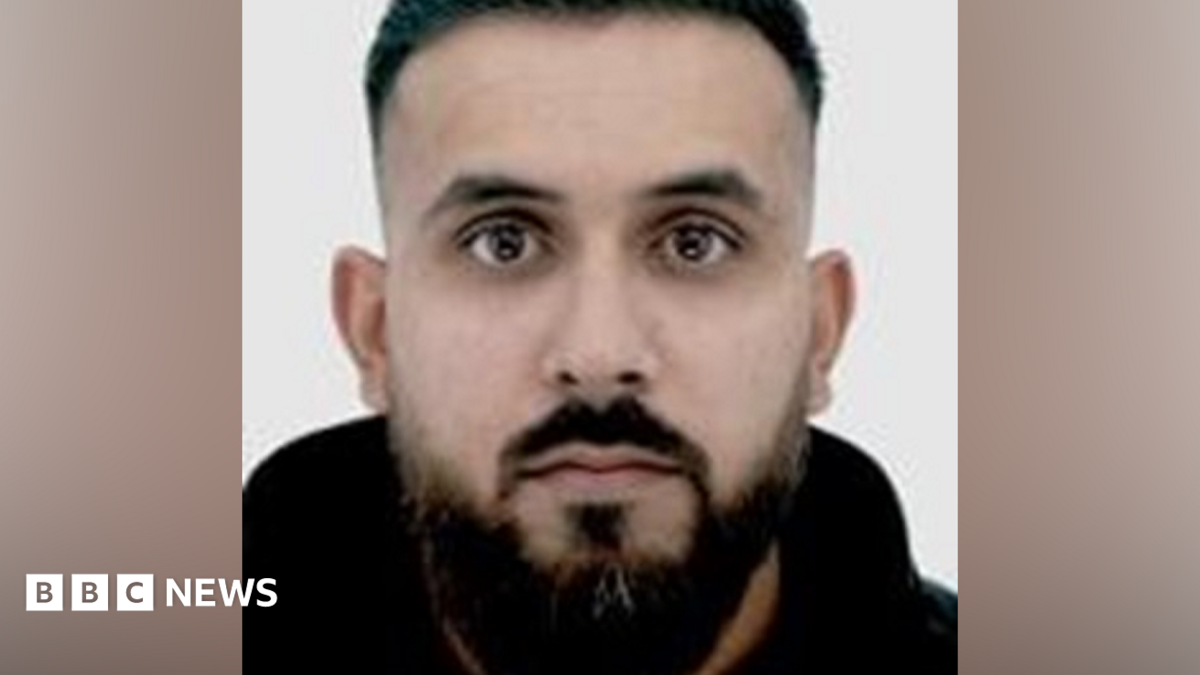 Midlands bogus car dealership gang stole 91 identities - BBC News