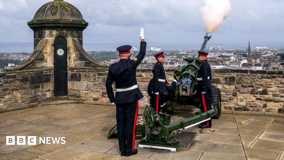 Edinburgh Castle gun salute as Scotland mourns Queen's death - BBC News