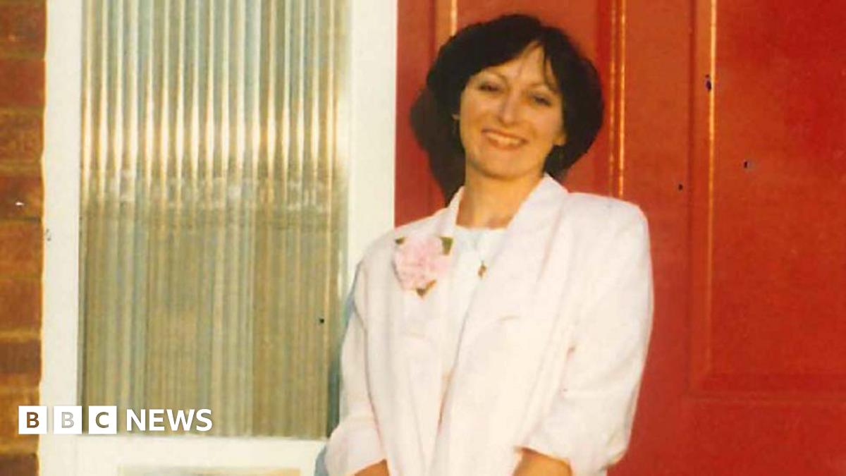 Angela Bradley: Police reopen 1995 missing woman case - BBC News