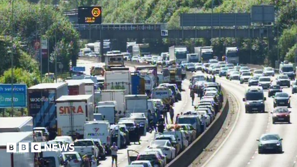 M62: Severe motorway delays after multi-vehicle crash - BBC News
