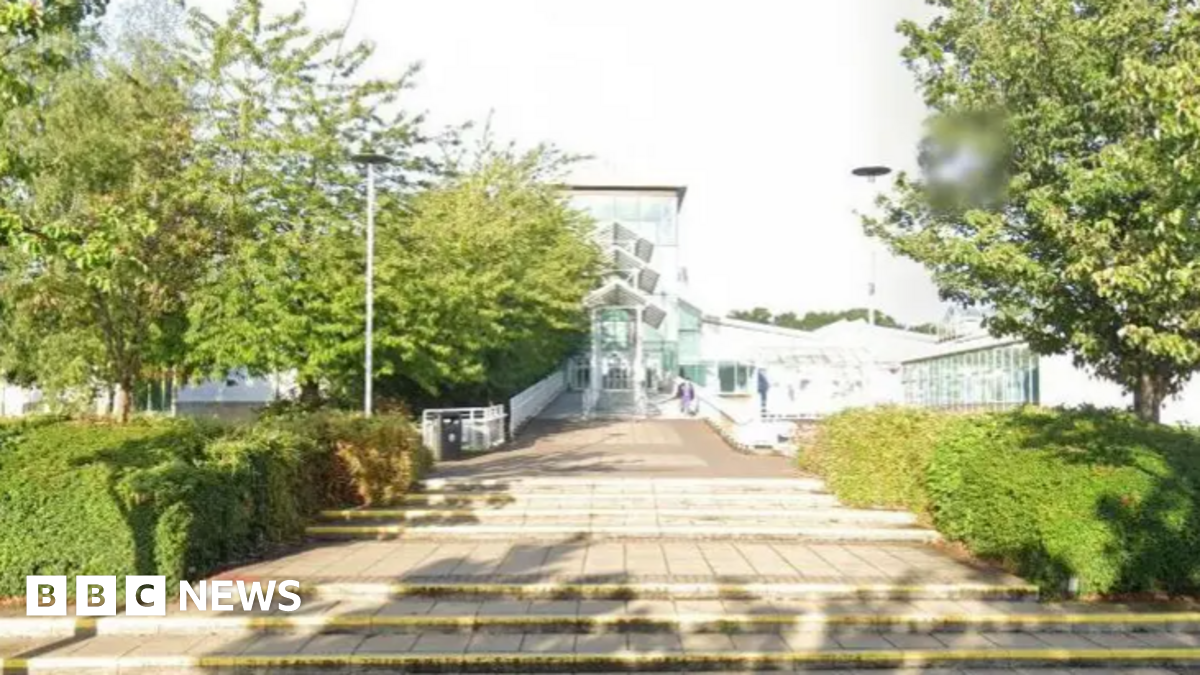 Guildford Spectrum leisure pool close for improvements - BBC News