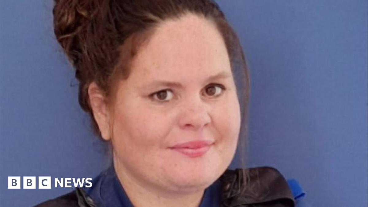 Kent Police: Top award for PCSO who saved choking woman - BBC News