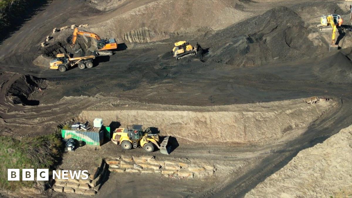 South Elmsall residents complain over 'putrid' smell from quarry - BBC News