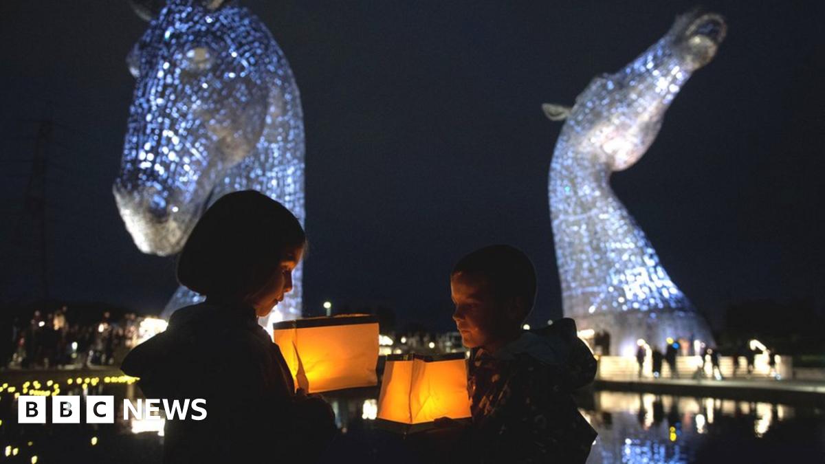 Pipers and silence mark Scotland's moment of reflection - BBC News
