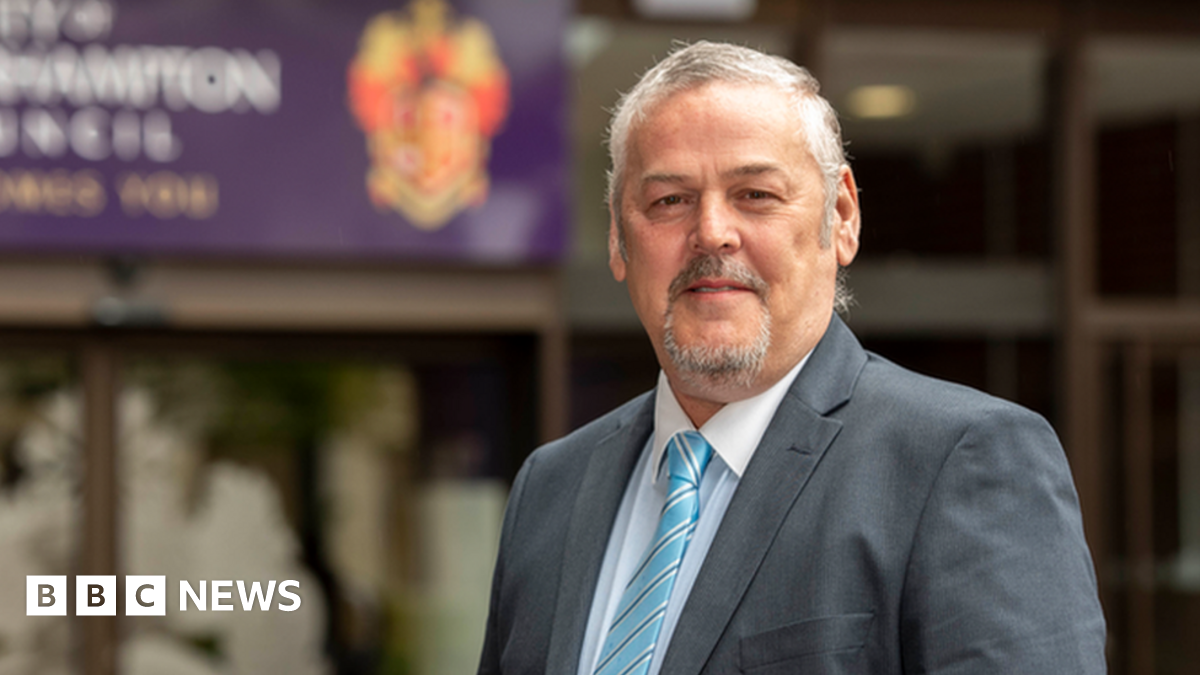 Wolverhampton council leader dies after cancer battle - BBC News