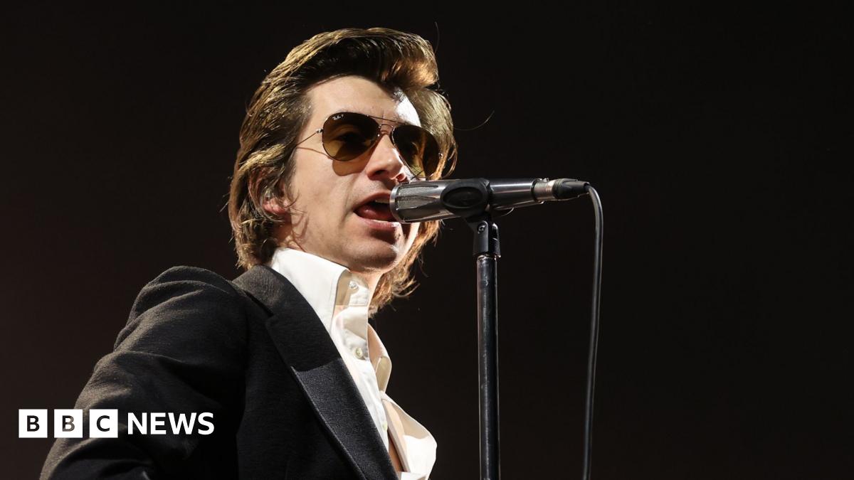 Norwich Arctic Monkeys gig leads to noise complaints - BBC News