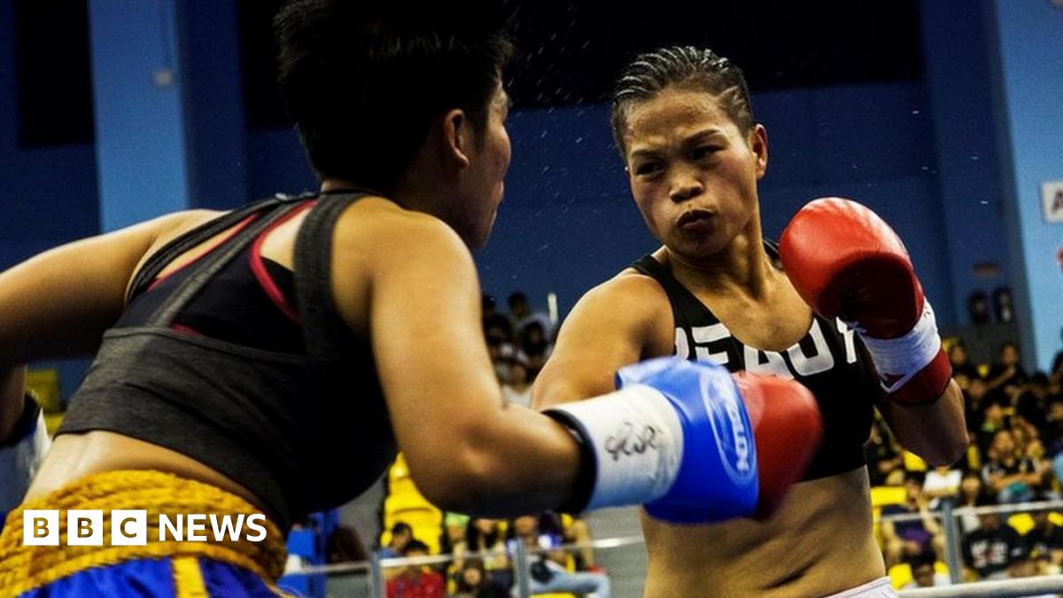 Chinese boxer fights depression to be 'Queen of the Ring' - BBC News