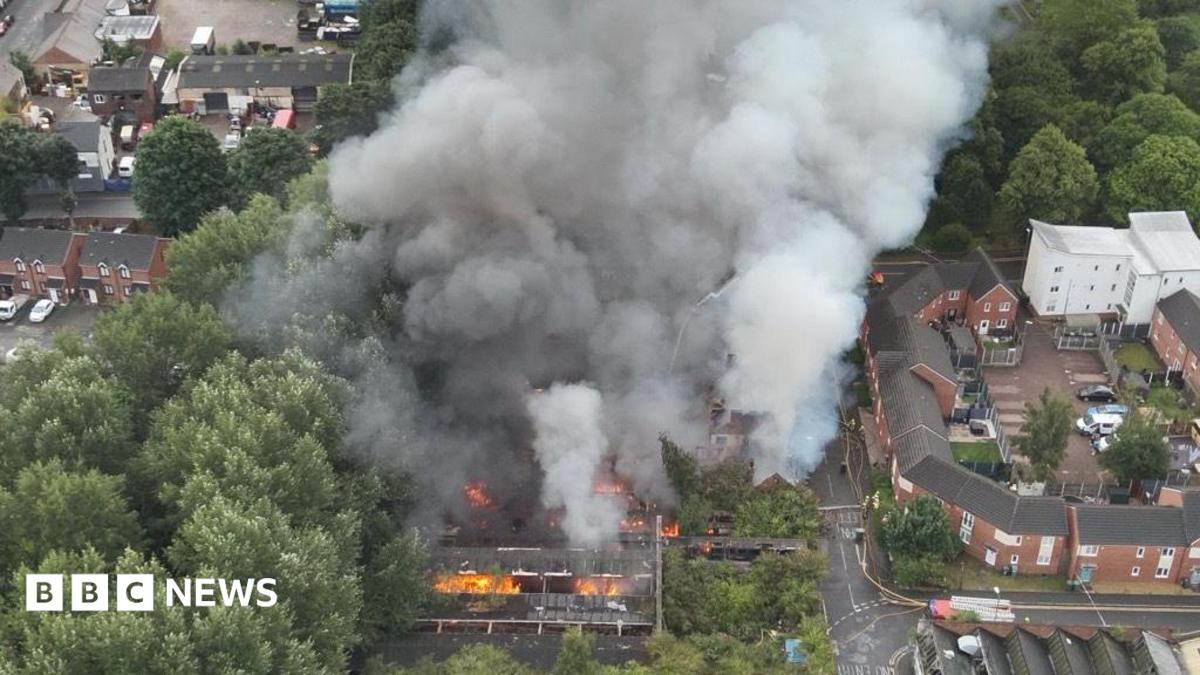 Roads close as fire breaks out at empty Willenhall factory - BBC News