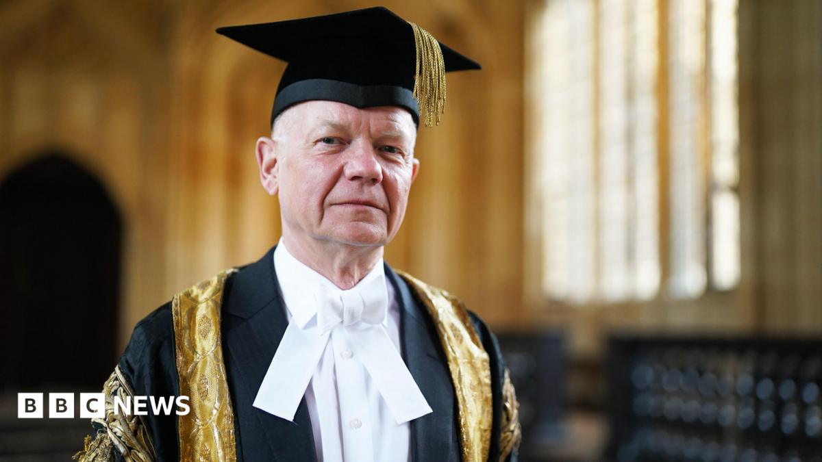 University of Oxford: William Hague inaugurated as chancellor - BBC News