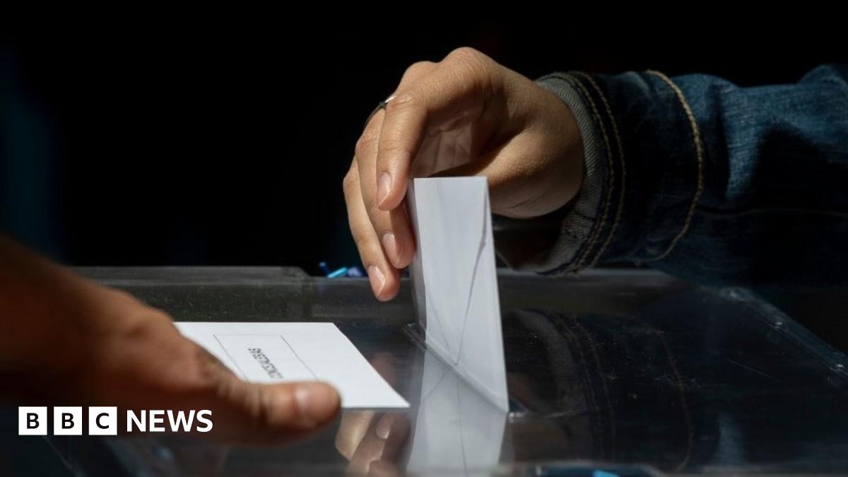 Instagram owner Meta forms team to stop AI from tricking voters - BBC News