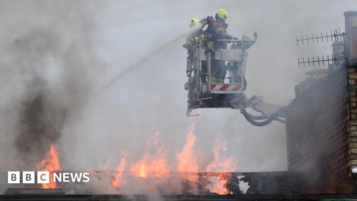 Firefighters tackle serious blaze at Perth house - BBC News