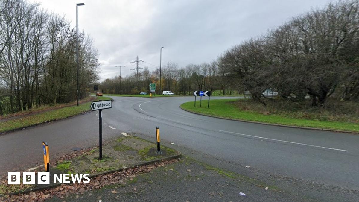 Man critical after Sheffield roundabout crash - BBC News