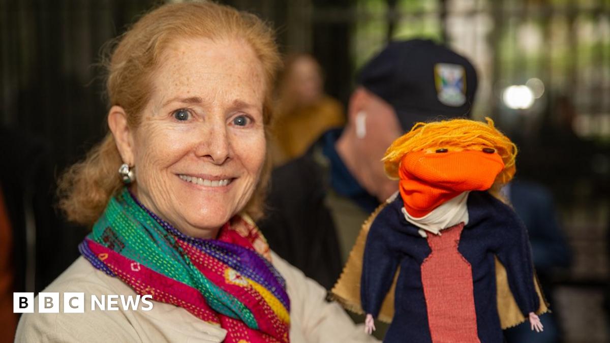 Trump trial fans show up for 'spectacle' and 'to witness history' - BBC ...