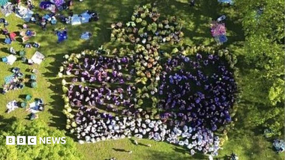 Largest human crown record attempt by 500 people in Orpington - BBC News