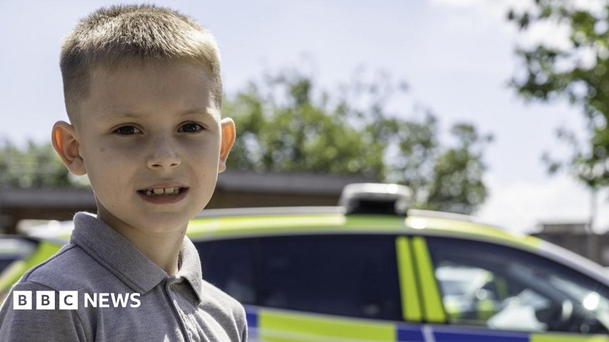 Tilbury boy, 7, praised for 999 call when mum collapsed - BBC News