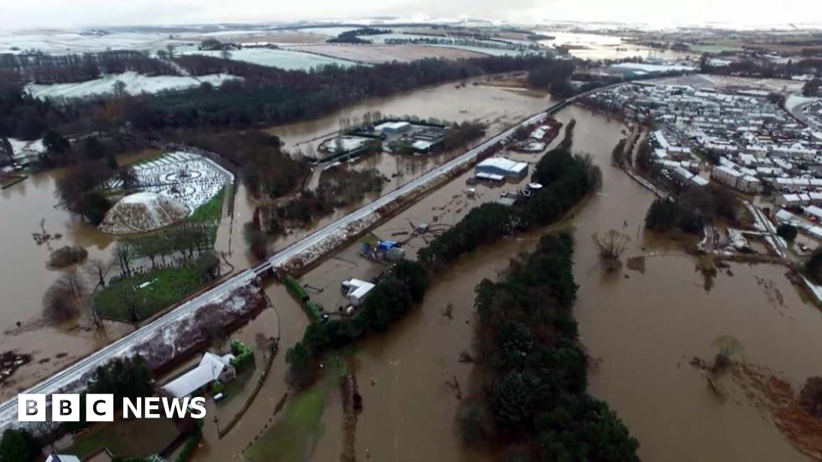 Scotland flooding: Record high for river levels - BBC News