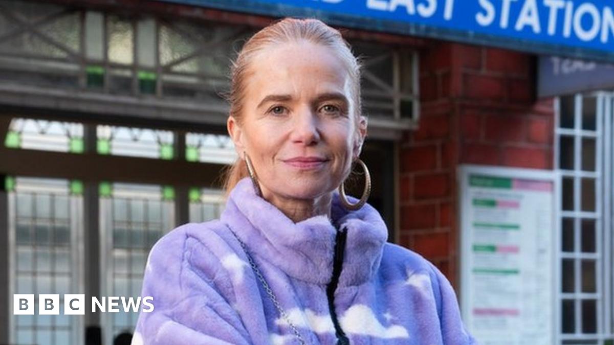 Patsy Palmer to return to EastEnders as Bianca - BBC News