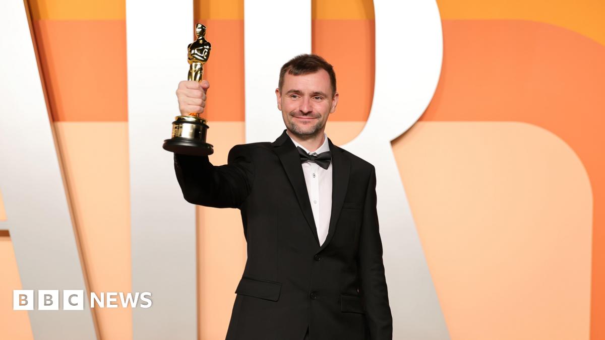 Oscars: Welsh winner played off stage before making speech - BBC News