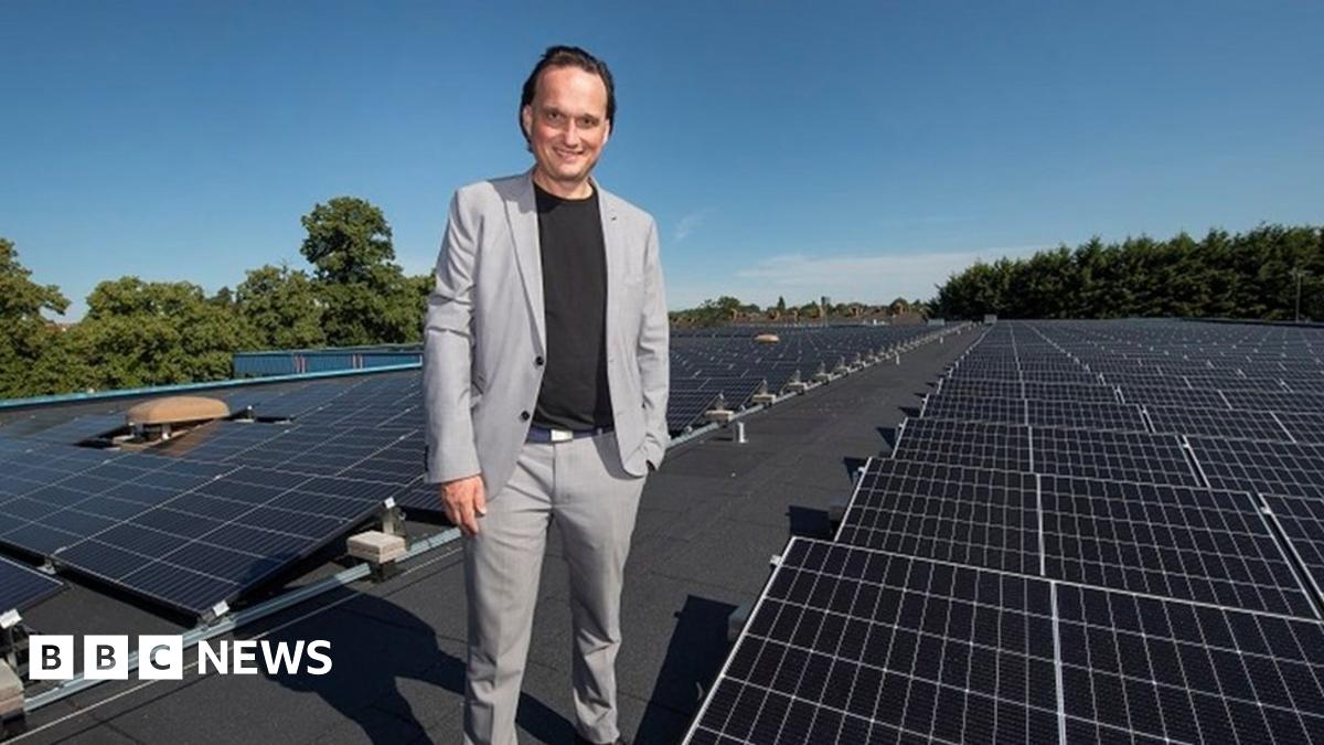 Aylestone: Hundreds of solar panels installed on leisure centre - BBC News