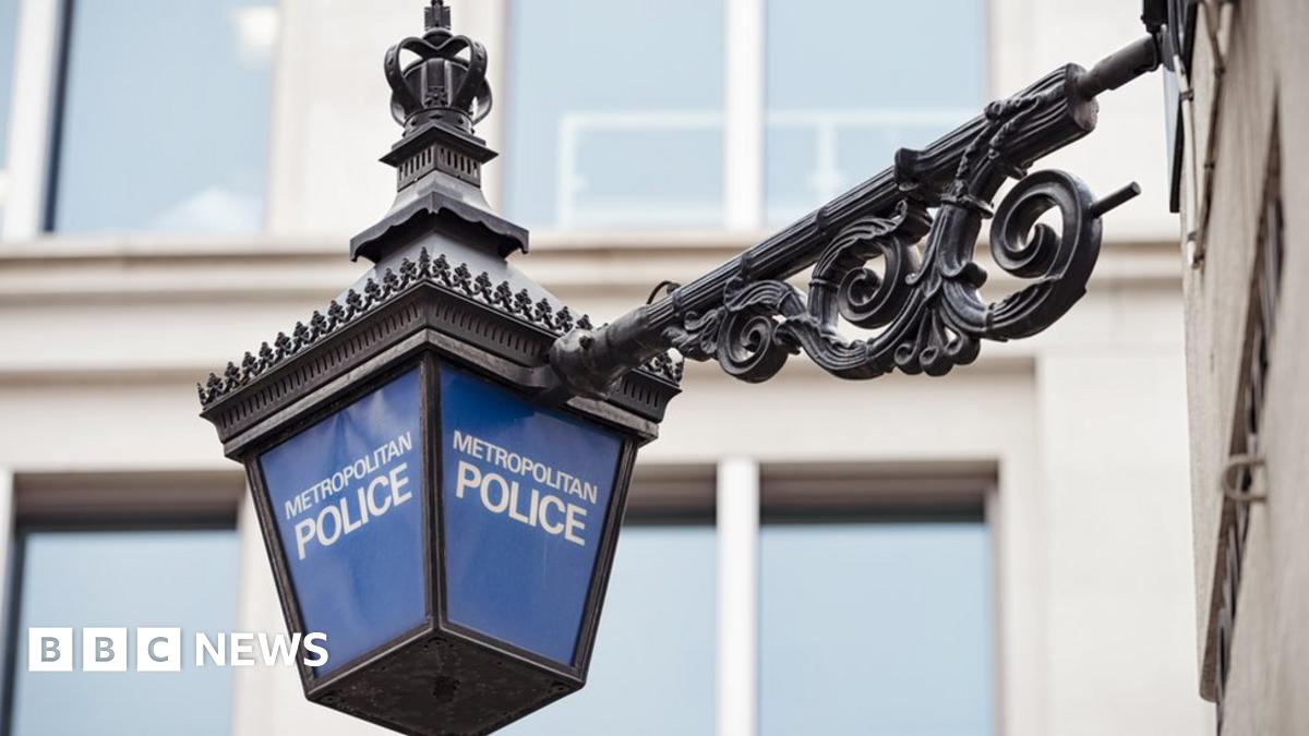 Tottenham shooting: Police arrest man after woman injured - BBC News