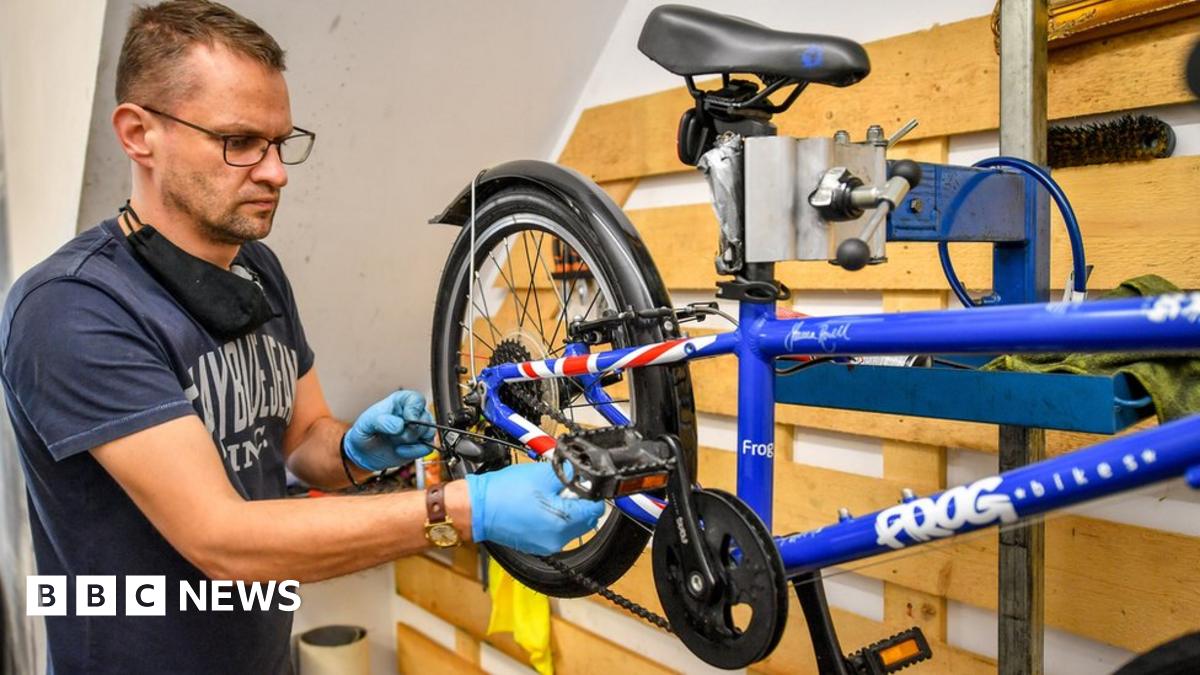 'Fix your bike' website crashes as scheme launches in England - BBC News