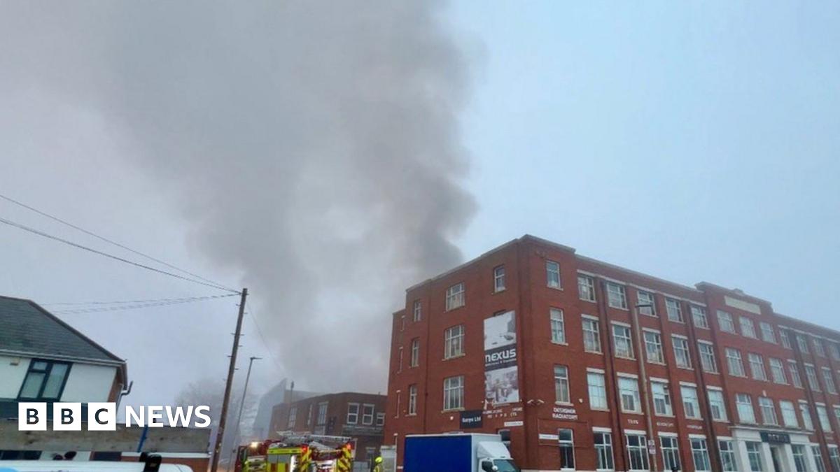 Smoke warning after large blaze at Leicester factory - BBC News