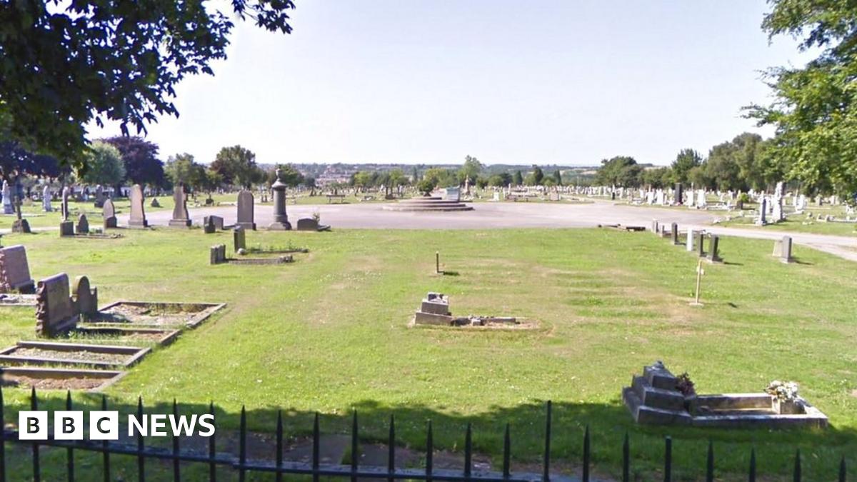 More than 1,000 burial plots in Wakefield cemetery extension - BBC News