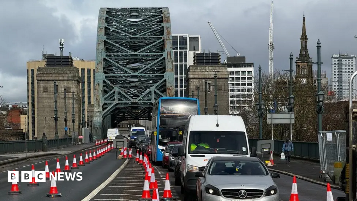 New Tyne Bridge traffic measures as repairs continue - BBC News