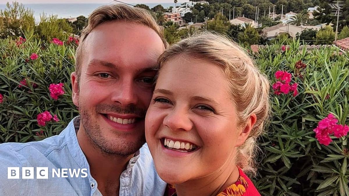 Coronavirus: Postcard bid to help self-isolating neighbours - BBC News