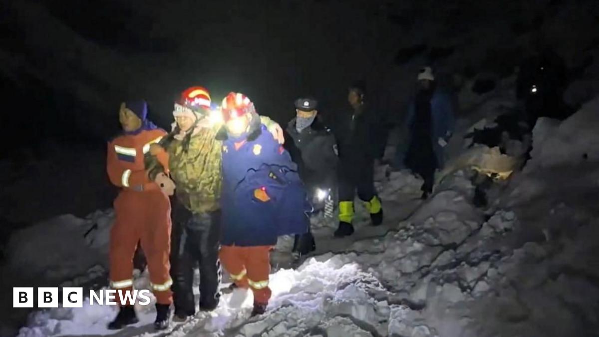 Everest hikers guided to safety after being stranded by blizzard - BBC News