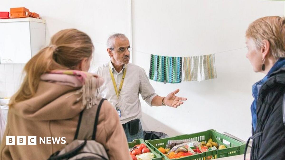 Austria: Vienna 'homeless tours' aim to counter stigma - BBC News
