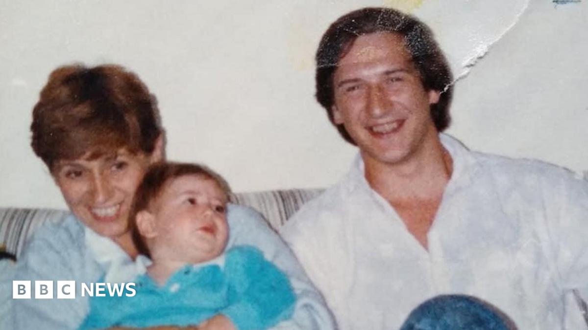 Ex-detective issues cold case plea to catch his mum's killer - BBC News