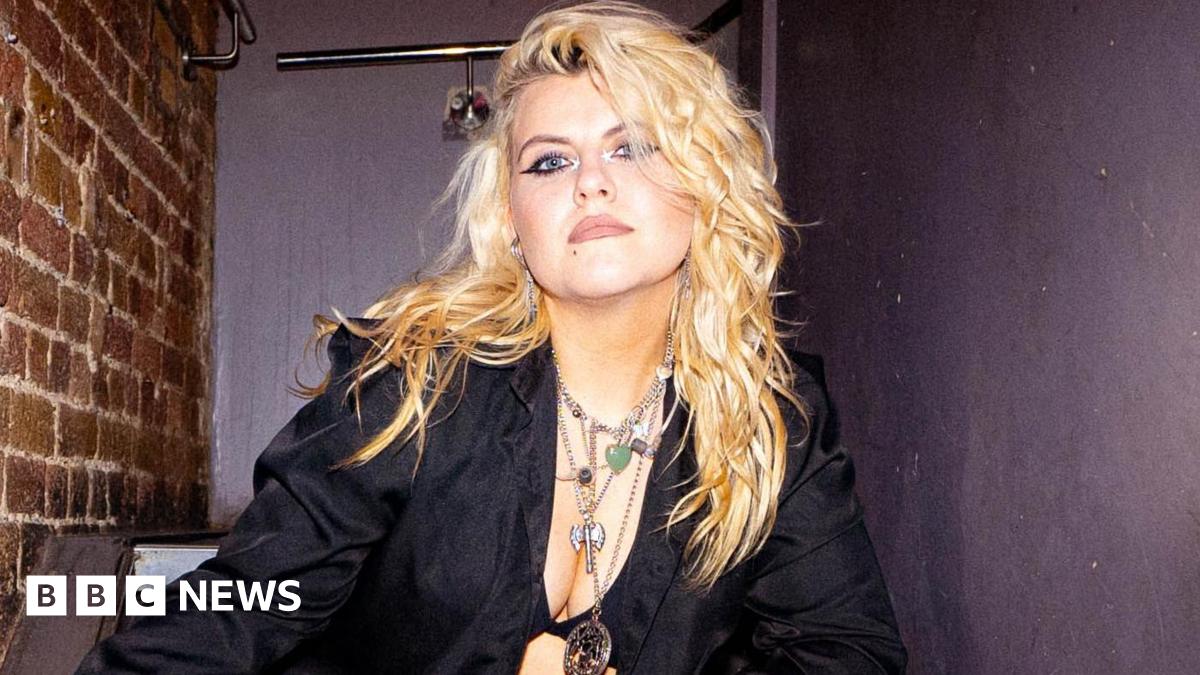 Stevie Nicks: Waitress Catty uses Instagram to bag support gig - BBC News
