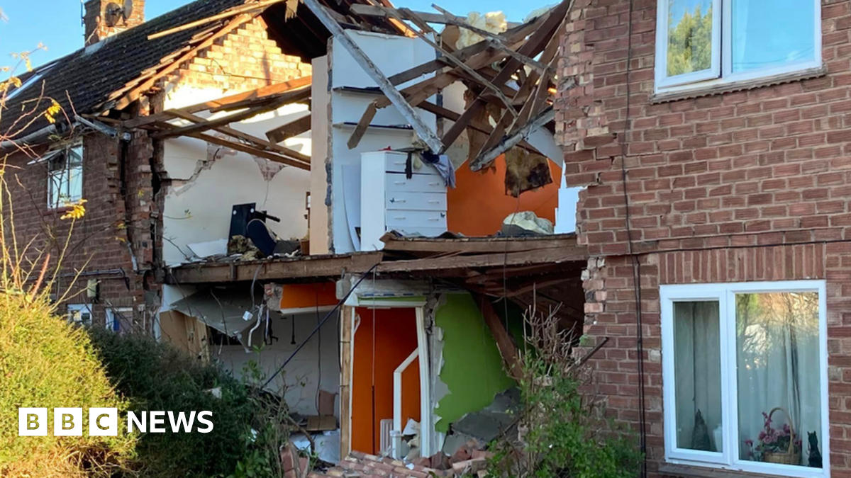 Community supports family from Evesham gas blast house - BBC News