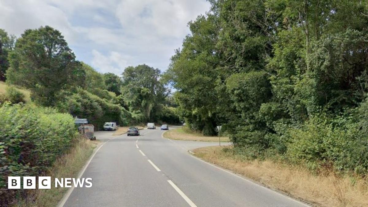 Pair trapped in car after vehicle crashes in Cornwall - BBC News