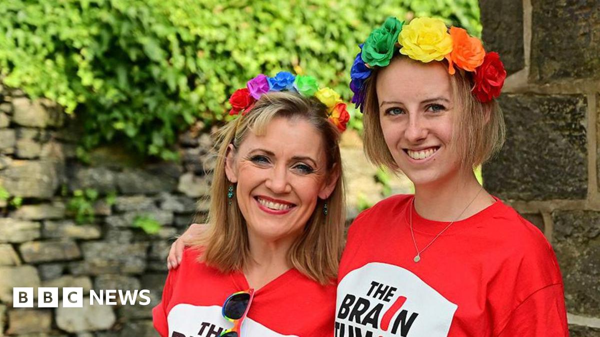 Bucket list campaigner Laura Nuttall's life 'touched so many' - BBC News