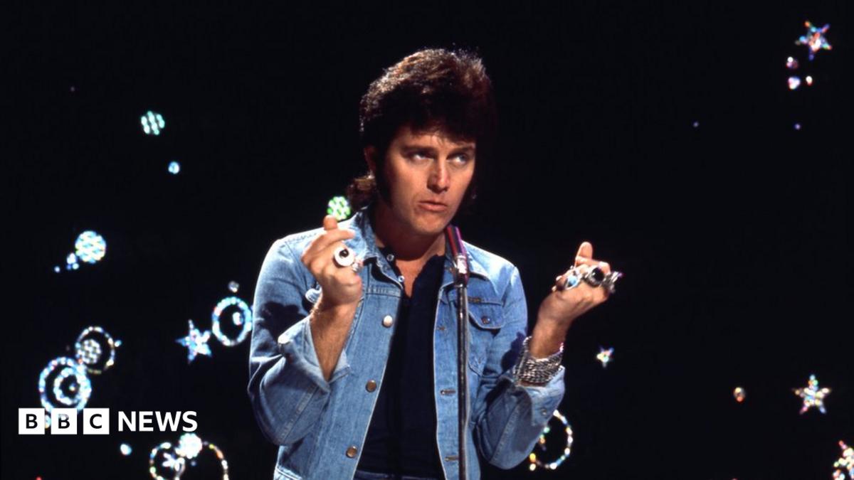 Alvin Stardust honoured in Mansfield exhibition - BBC News