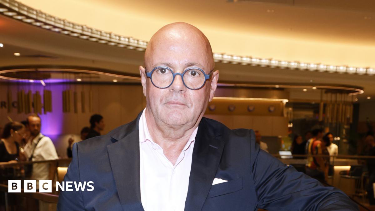 Selfridges boss denies knowledge of Fayed allegations - BBC News