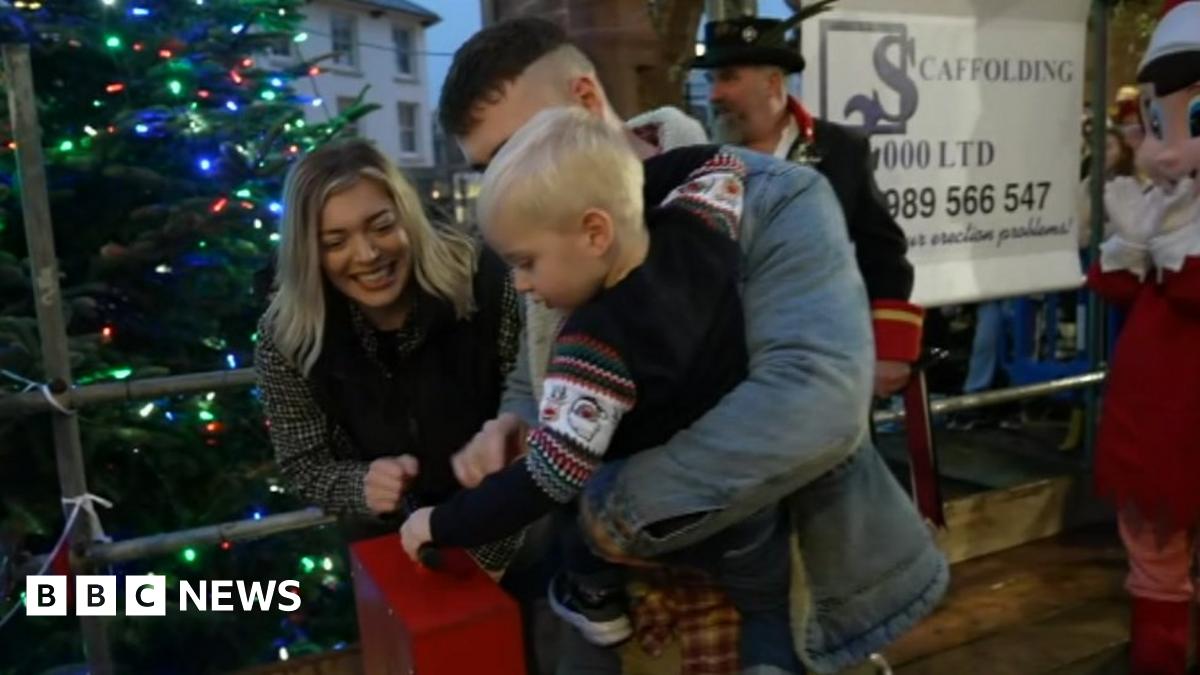 Ross-on-Wye: Brave two-year-old switches on Christmas lights - BBC News