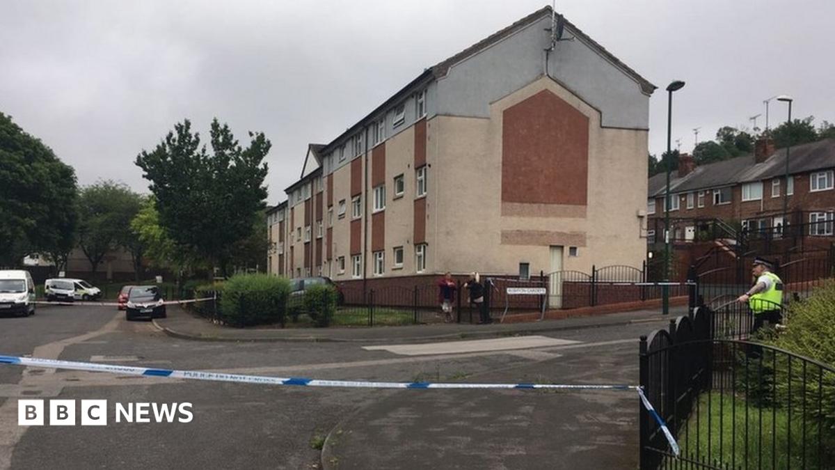 Nottingham shooting: Police search for car after man shot - BBC News